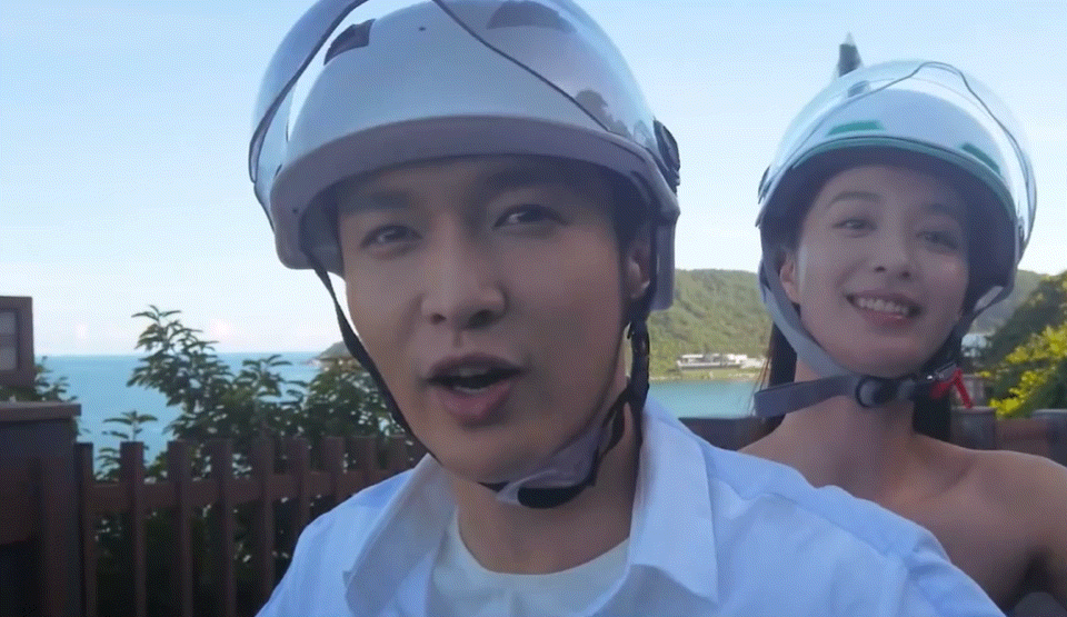 Zhang Yixing and Wang Churan's swimming pool hugs are so sweet. After ...