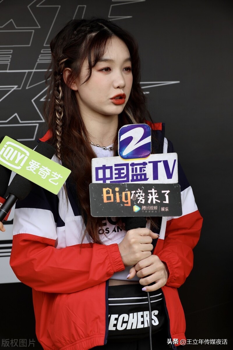 Little Rainbow Xu Mengjie receives flowers from fans at Beijing Airport ...