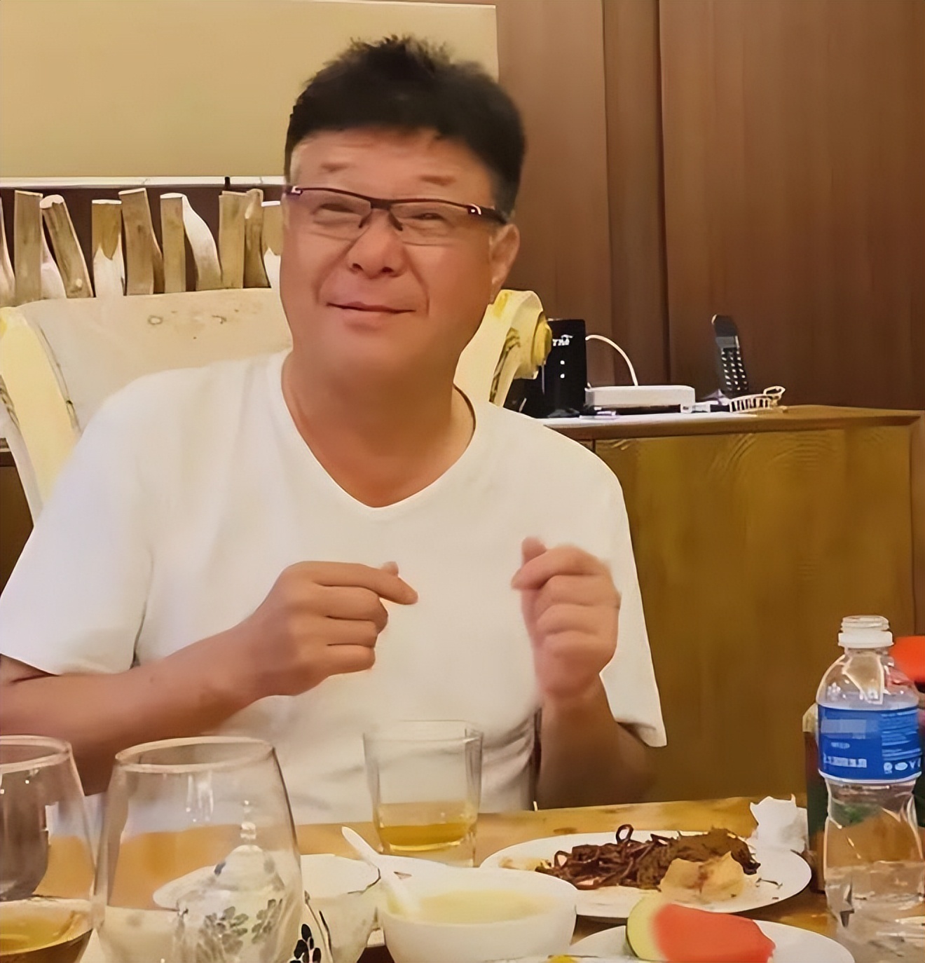 Jiang Yuheng's gaffe after drinking caused controversy, and he took a close photo with a ...