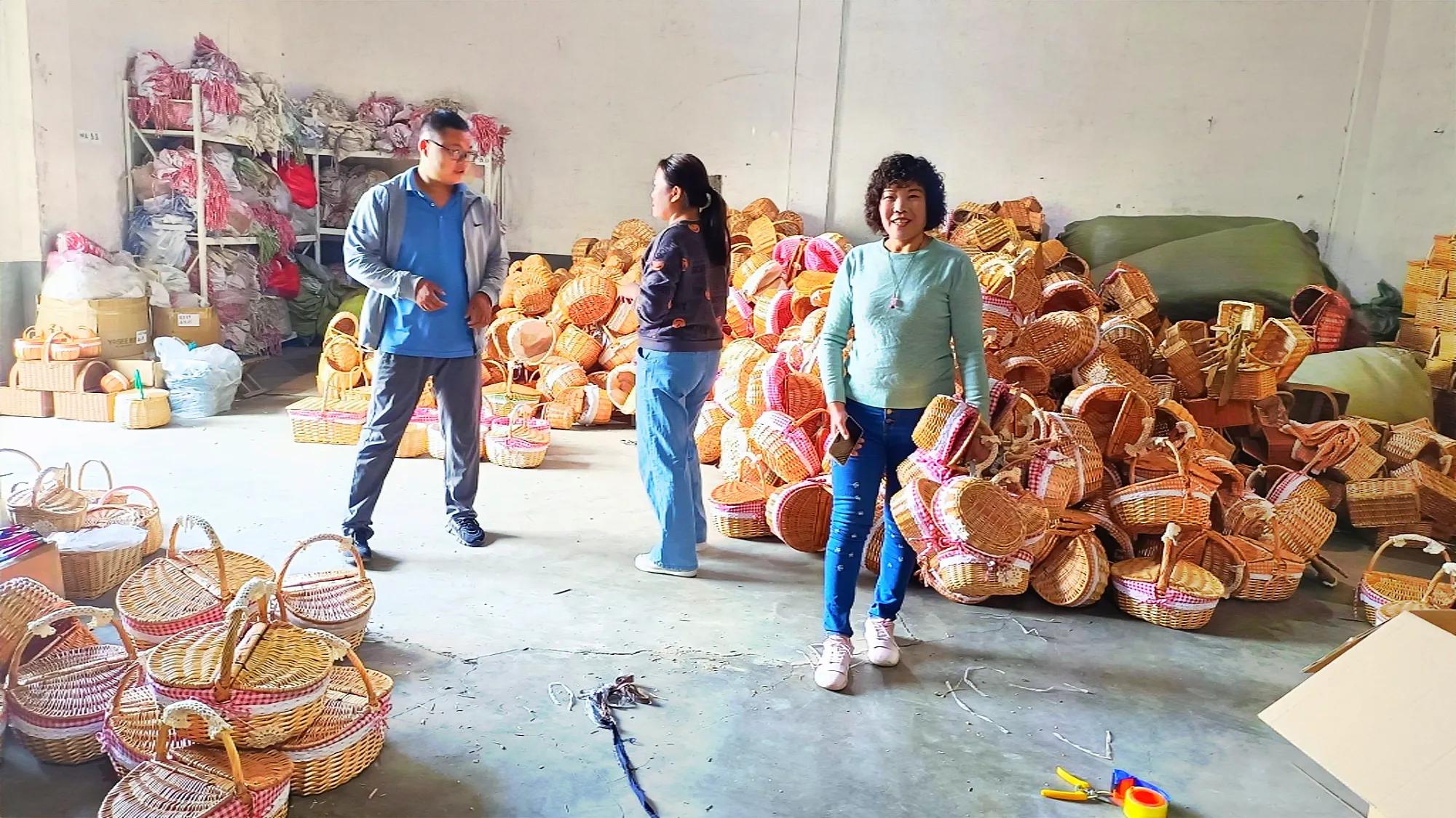 Liubian person Du Peilan visited Liubian handicraft factory - iNEWS