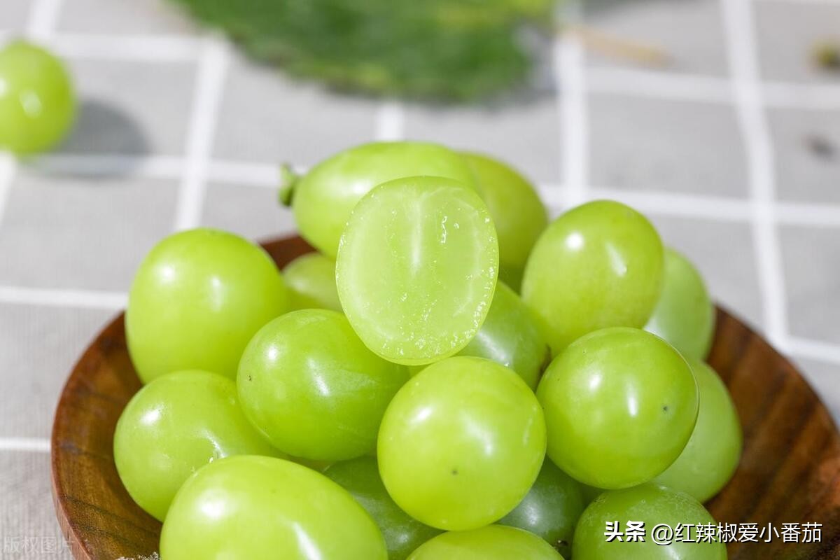 Sunshine rose grapes and yellow peaches that I like to eat in summer ...
