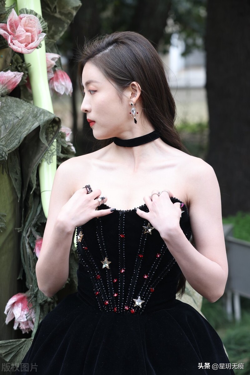 Sun Rui attended the Rock Garden Party, wearing a black tube top and ...
