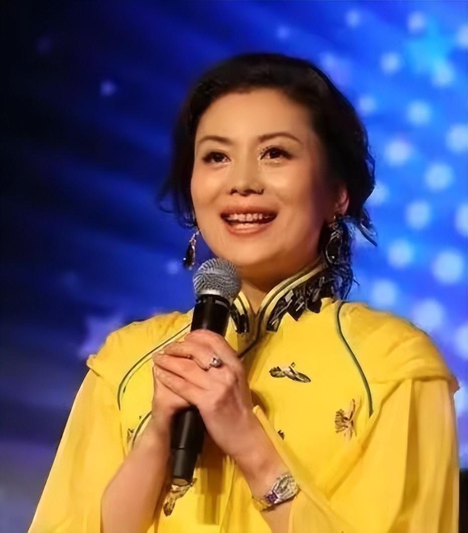 52-year-old Tan Mei dances outdoors and shows off her dancing posture ...