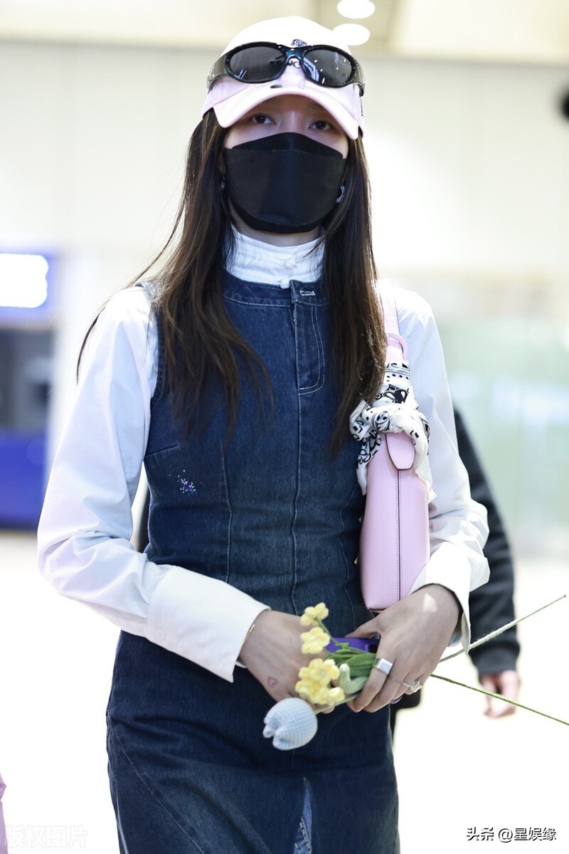Meng Jia arrives at Beijing Airport, wearing a denim dress in a ...