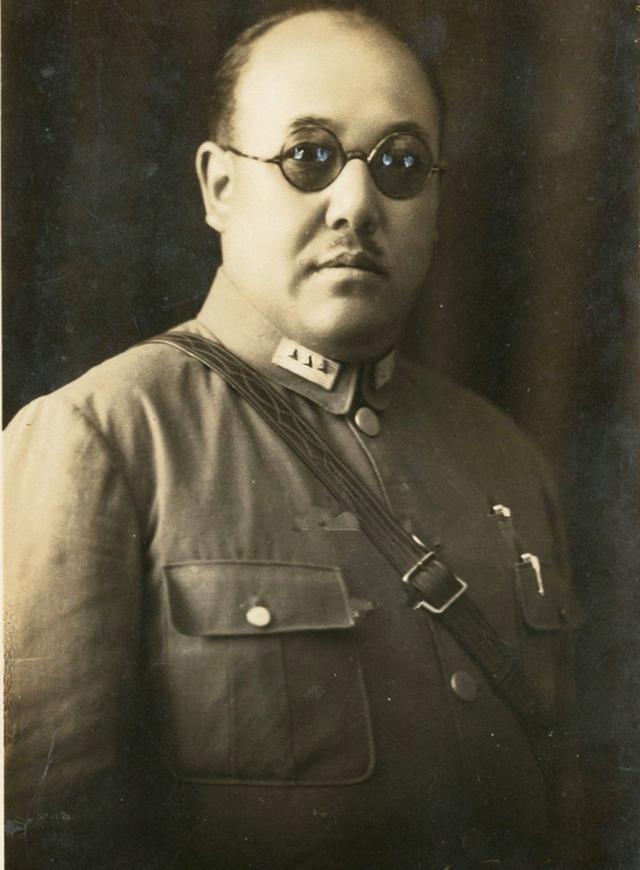 Ma Hongkui's tragic old age: Kneeling down and hugging Chiang Kai-shek ...