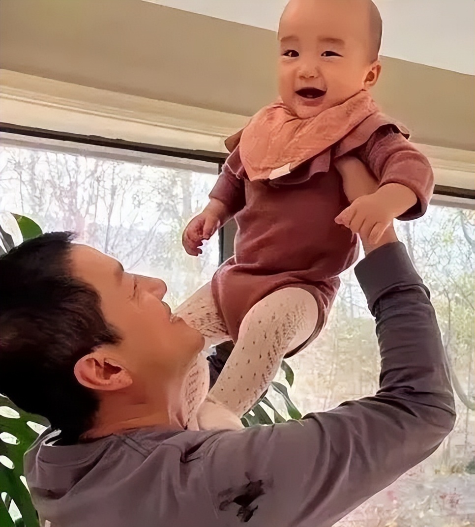 Li Yapeng posted photos of his youngest daughter, suspected of being ...