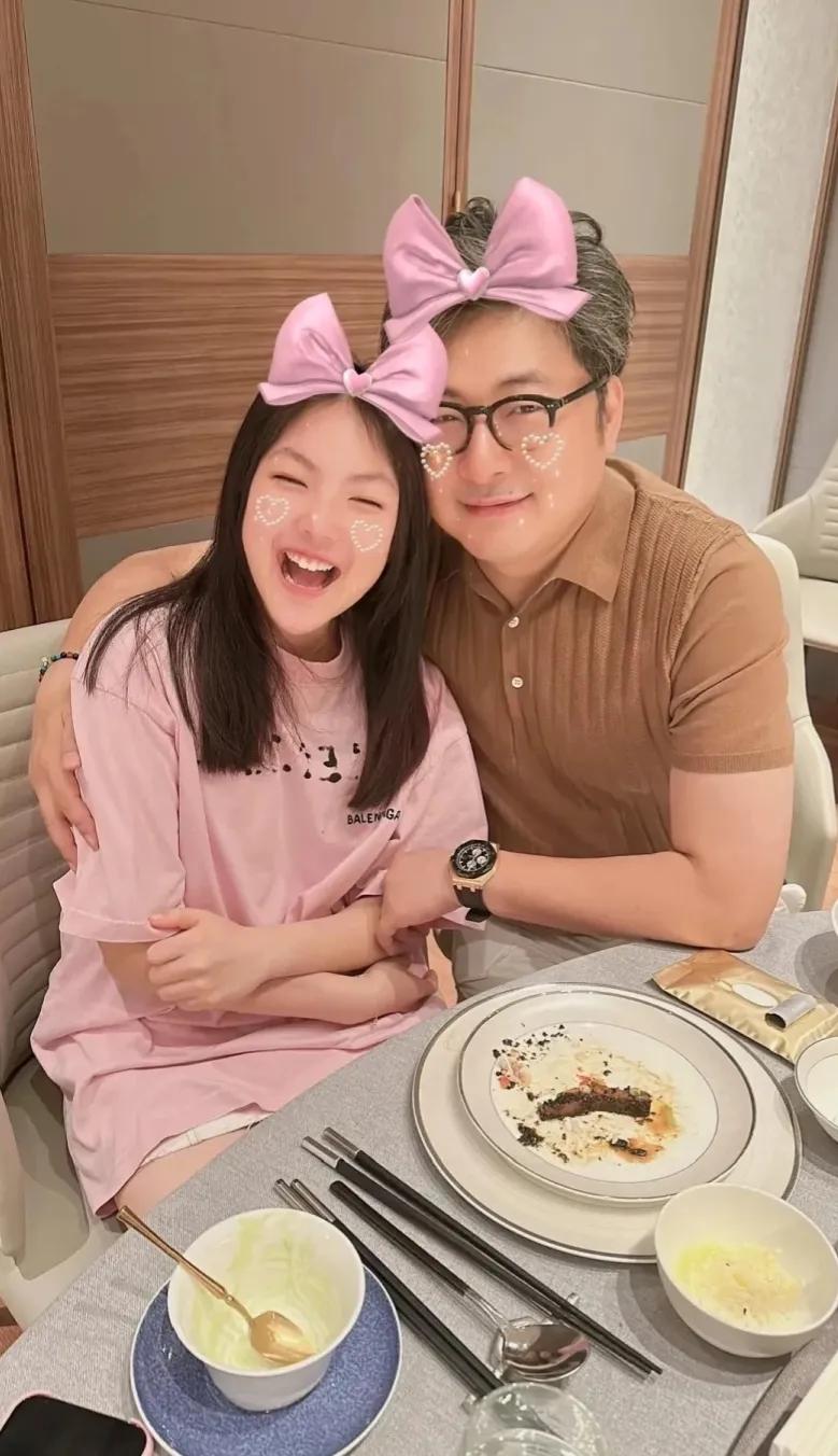 Where is Dad going, Wang Shiling has grown up! Wearing a tube top skirt ...