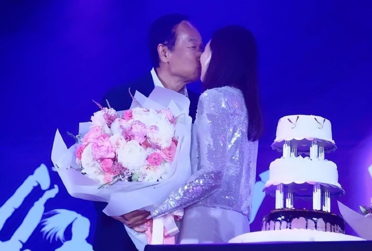 Terry Gou and his wife showed affection, but Zeng Xinying was shy and ...