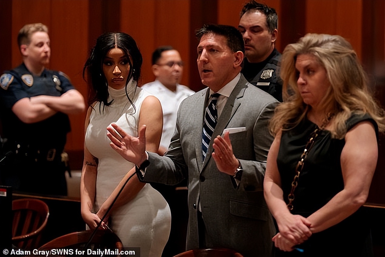 Cardi B was brought to court again!Wearing a milky white slim dress ...