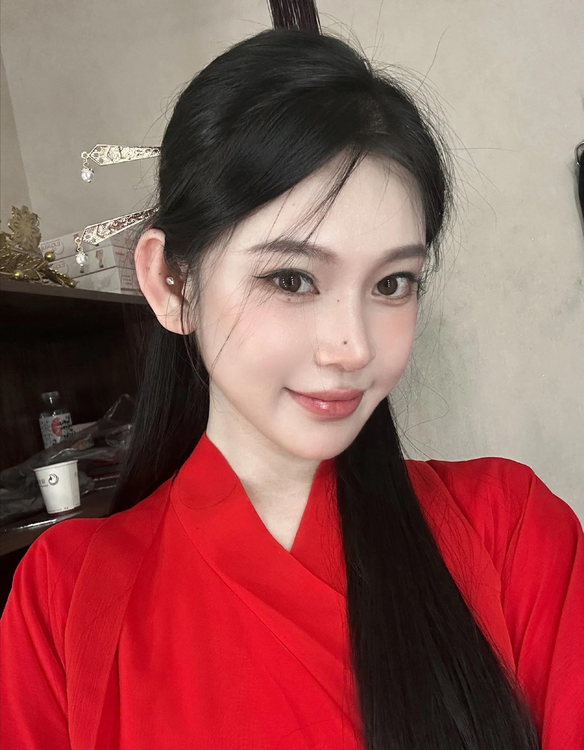 Qin Fen rarely appeared on the streets of Tokyo, Japan, and all ten ...