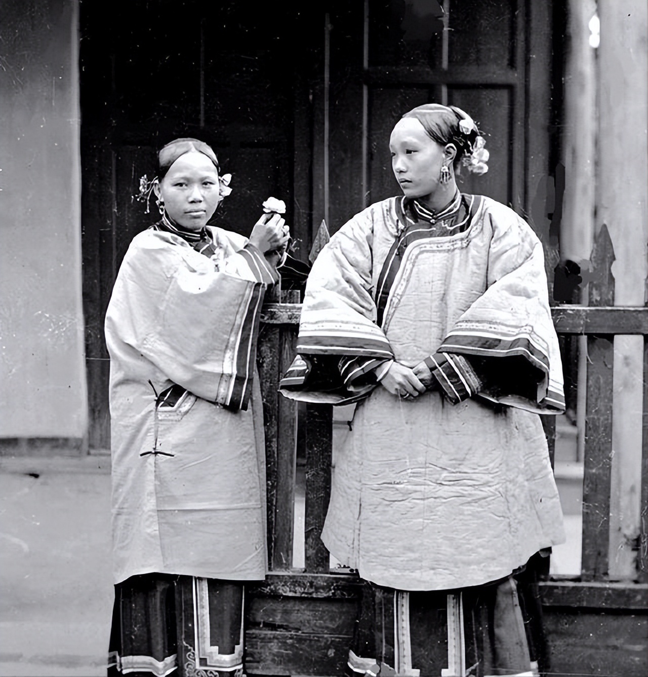 Old photos of beauties in the Qing Dynasty, like clear water hibiscus ...
