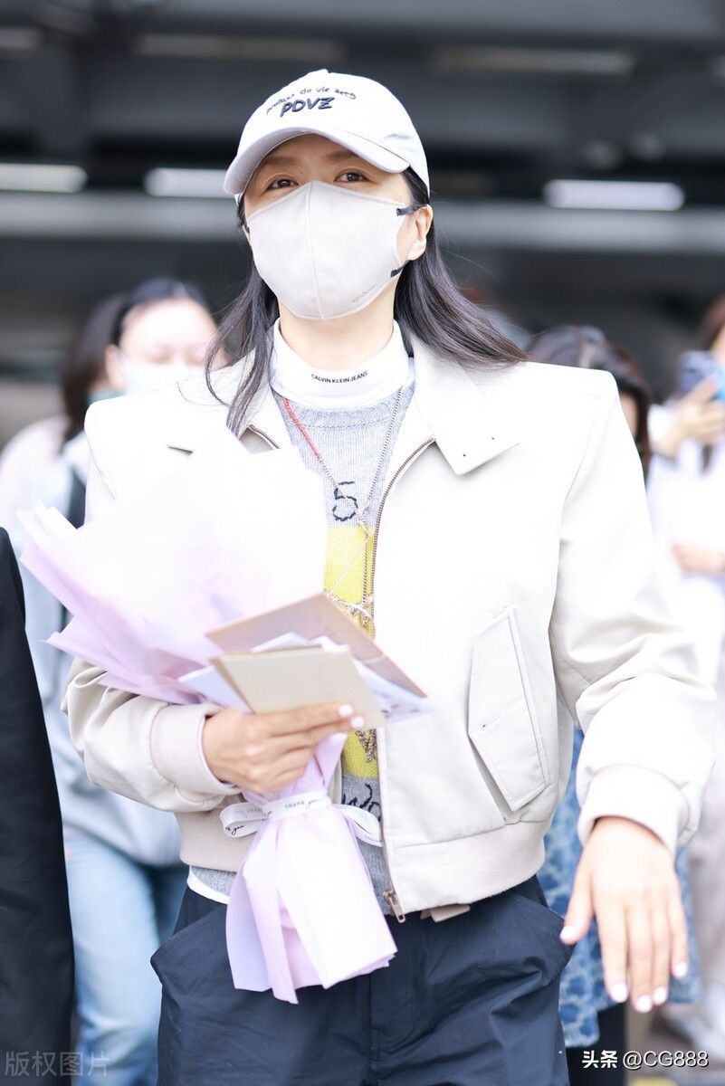 Tan Weiwei arrives at Shanghai Airport on March 25, 2023 - iMedia