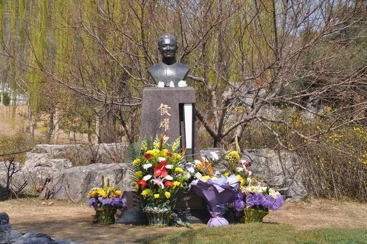 Hou Yaowen's cemetery cost 7 million yuan, Guo Degang led the crowd to ...