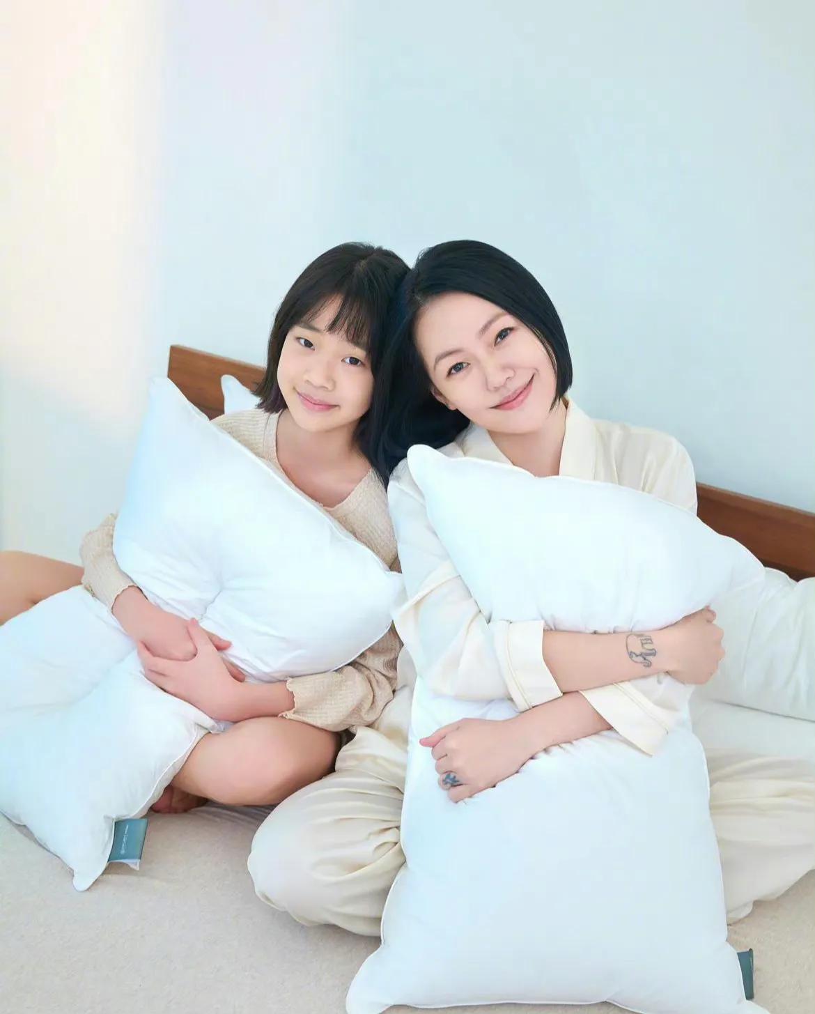 The rain is about to come, Little S and the third daughter are filming ...