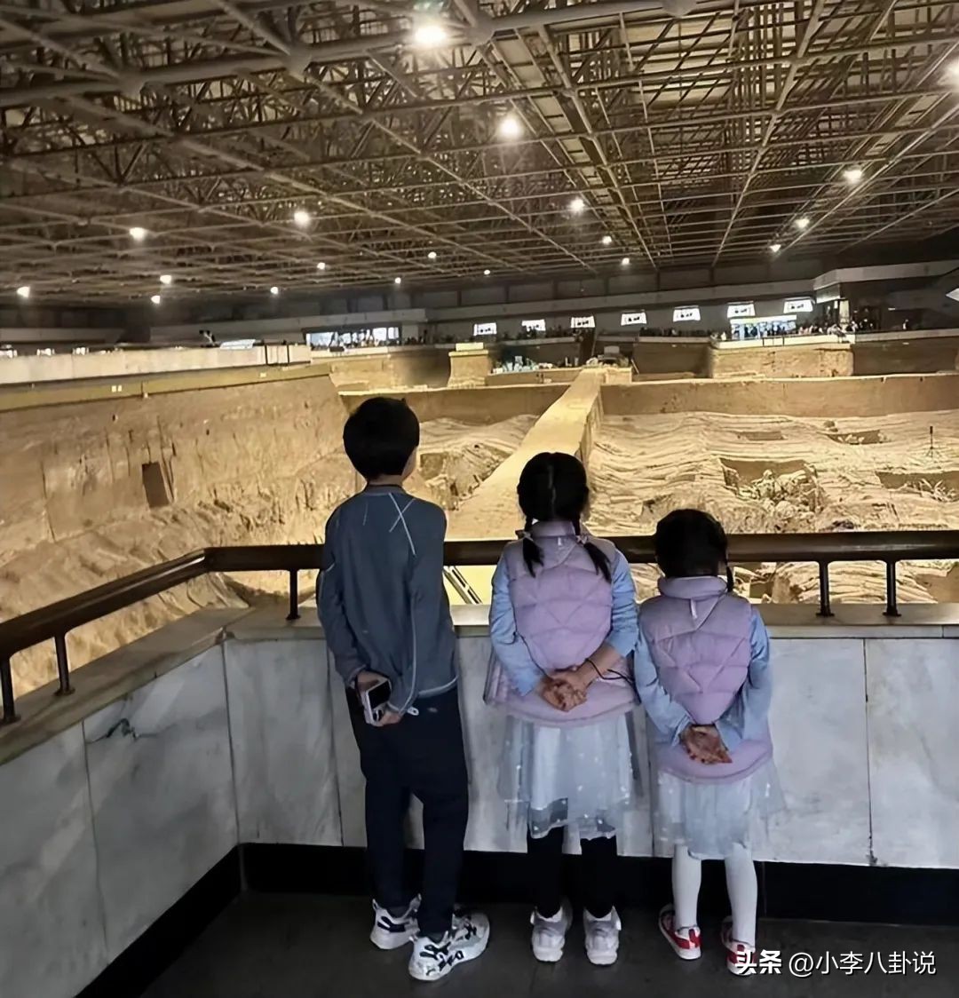 Guo Jingjing took three children to visit Xi'an, and the second ...