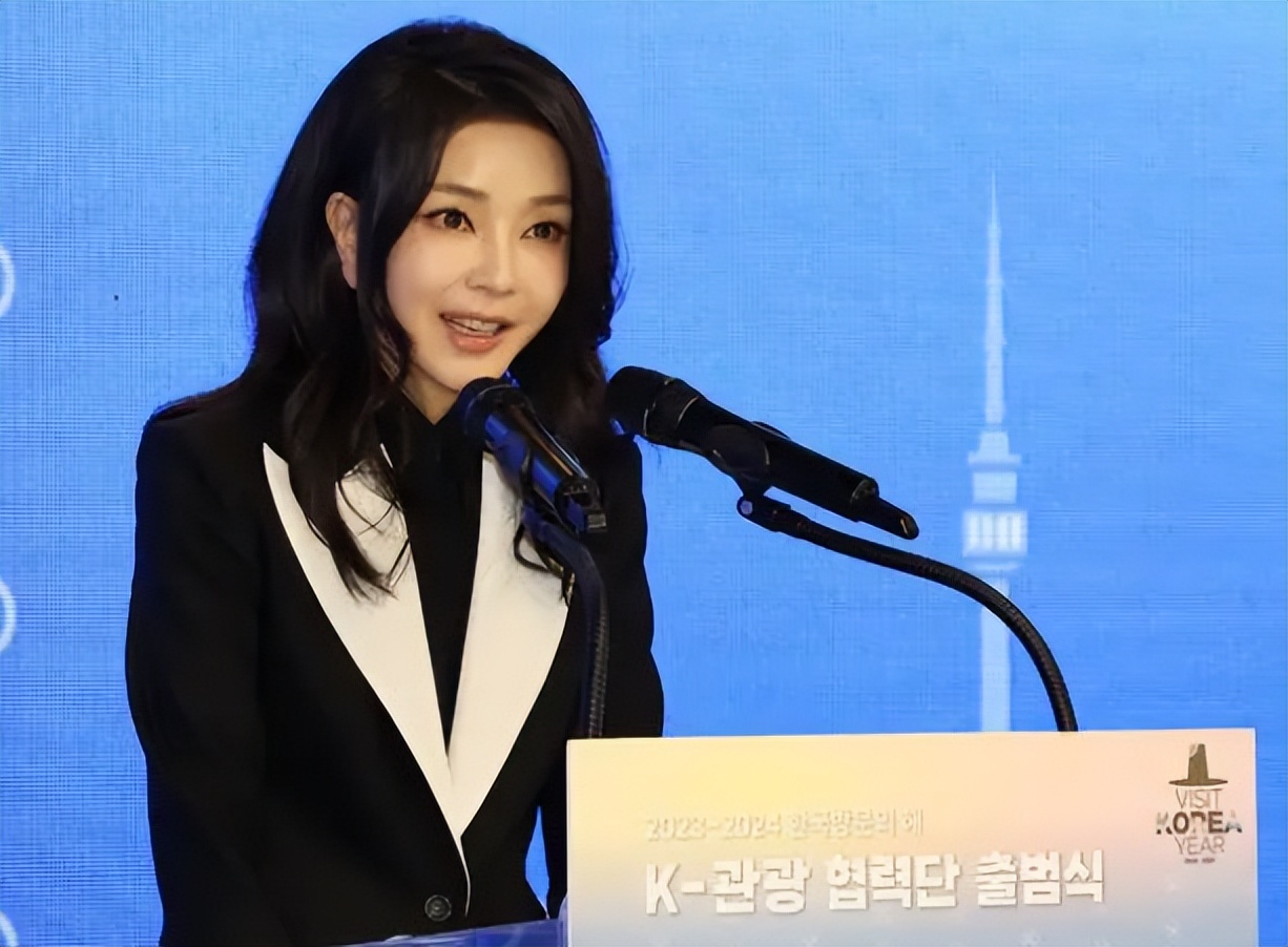 Li Fuzhen is on the same stage as Mei Jianxi, her baby face shines out ...