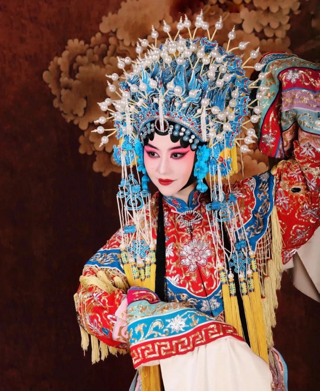 Headlines have drama - Approaching the quintessence of Peking Opera - iNEWS