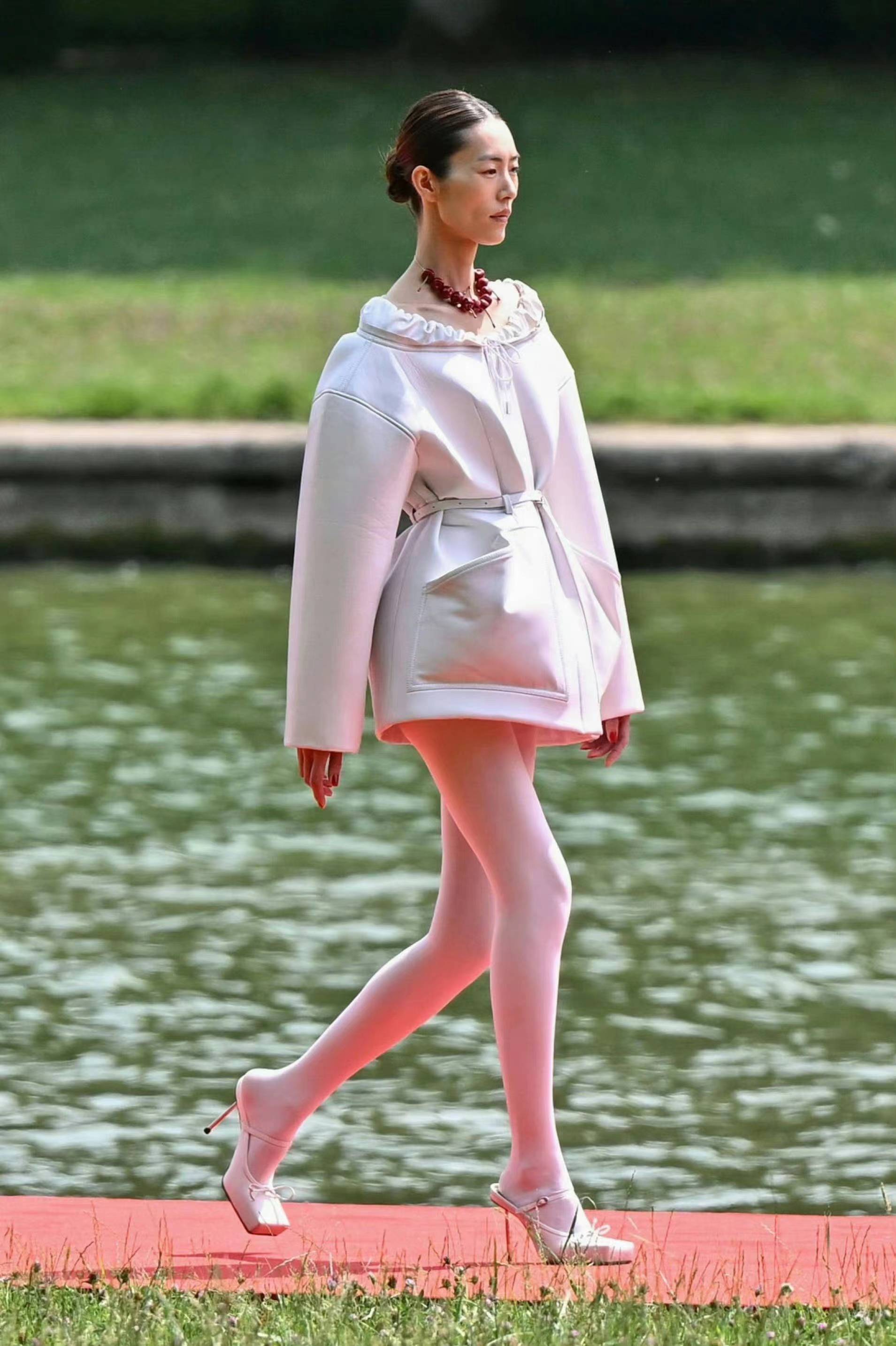 Liu Wen is having fun in France! Wearing a grandma-style vest can ...