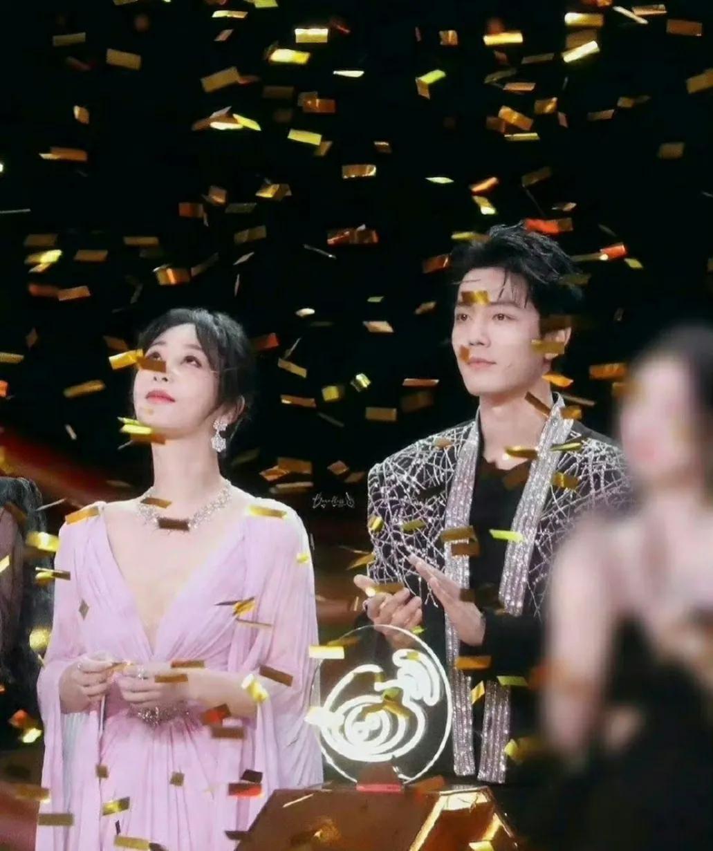 Weibo Night: Xiao Zhan Yang Zi smiles sweetly and spoils with a smile ...