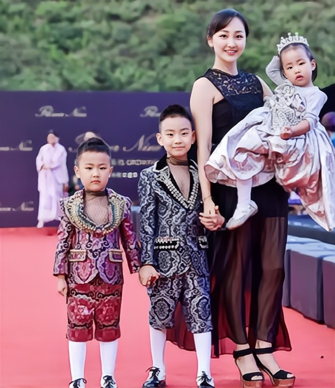 Yu Zhen posted a family portrait! The beautiful wife looks like a girl, and the three sons and ...