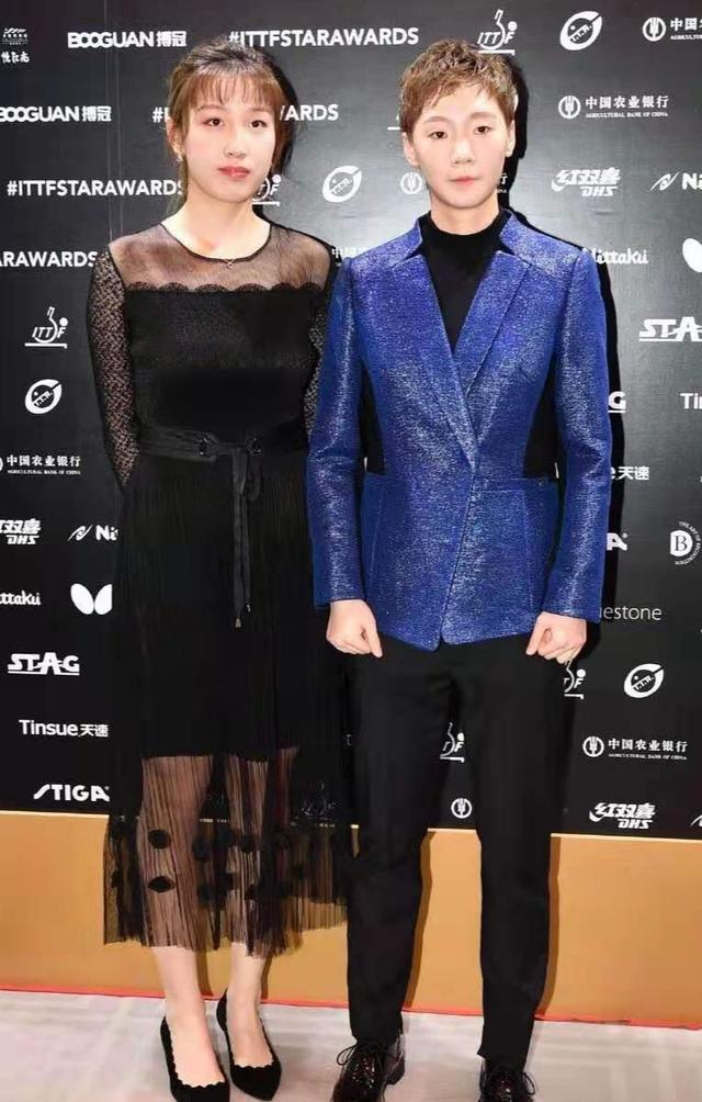 The handsome Wang Manyu took a photo with Qian Tianyi in a long dress ...