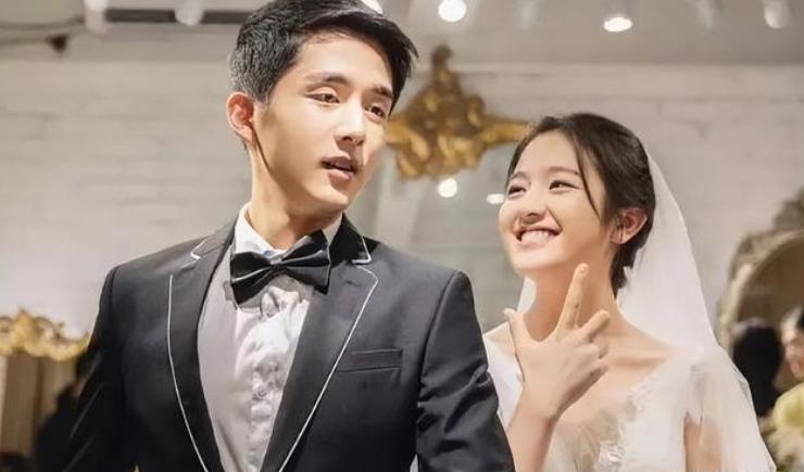 Zhang Xincheng and Li Landi were photographed traveling together in Thailand and suspected to ...