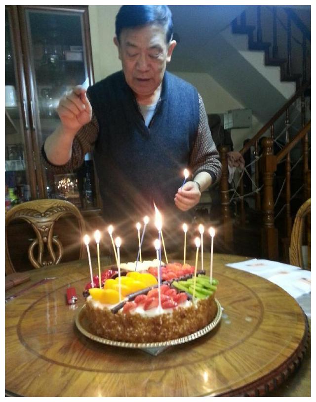 79-year-old Gao Ming "shows off" the trophy to his granddaughter. The ...