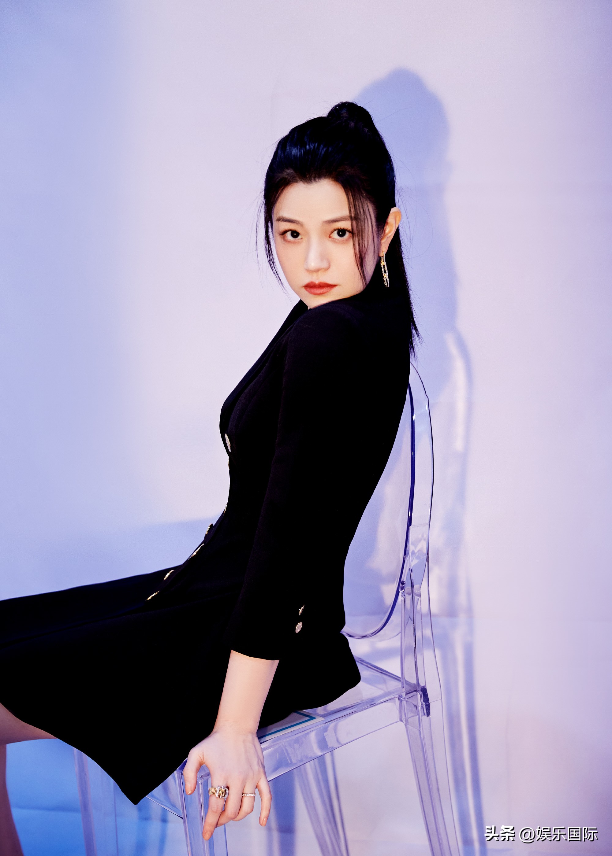 Chen Yanxi wears a suit skirt with a high ponytail and a pair of fair ...