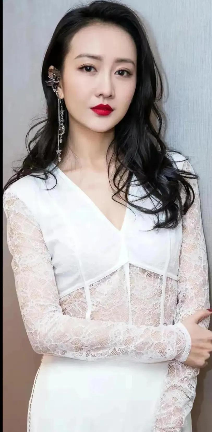 Sexy, charming, chesty and compelling Wang Ou photo - iMedia