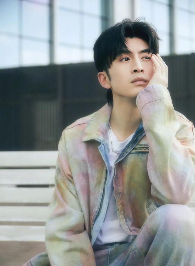 In love?Wang Ou and Zhang Yunlong bask in the moon at the same time ...