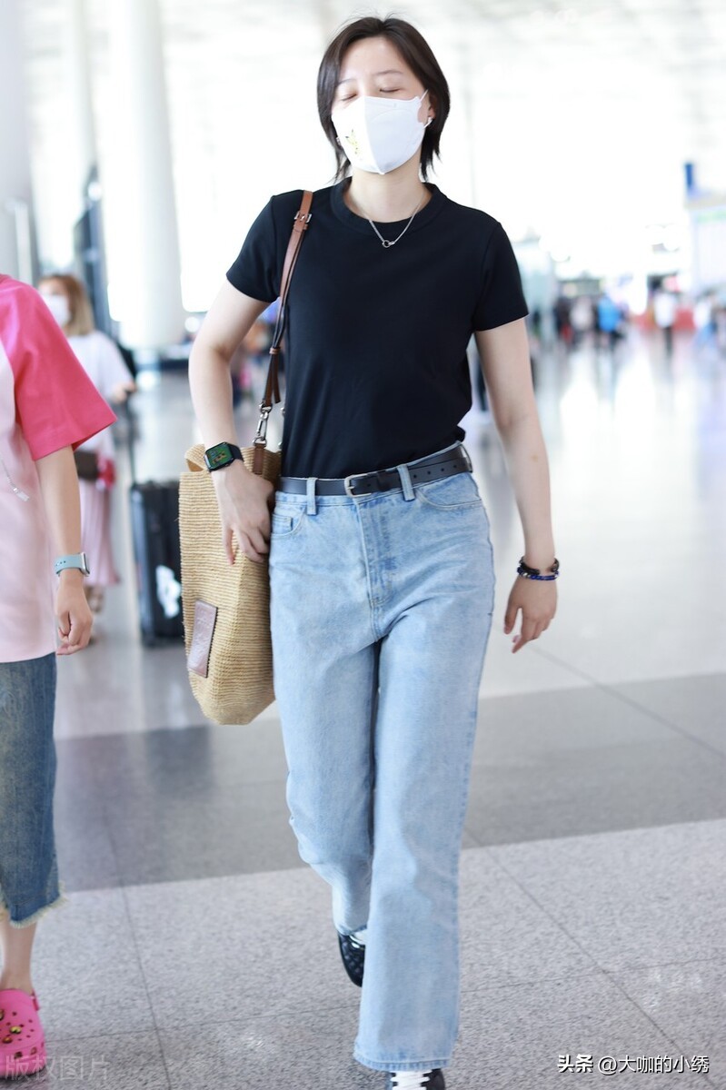Li Sidani is wearing a black T-shirt + denim straight-leg pants ...