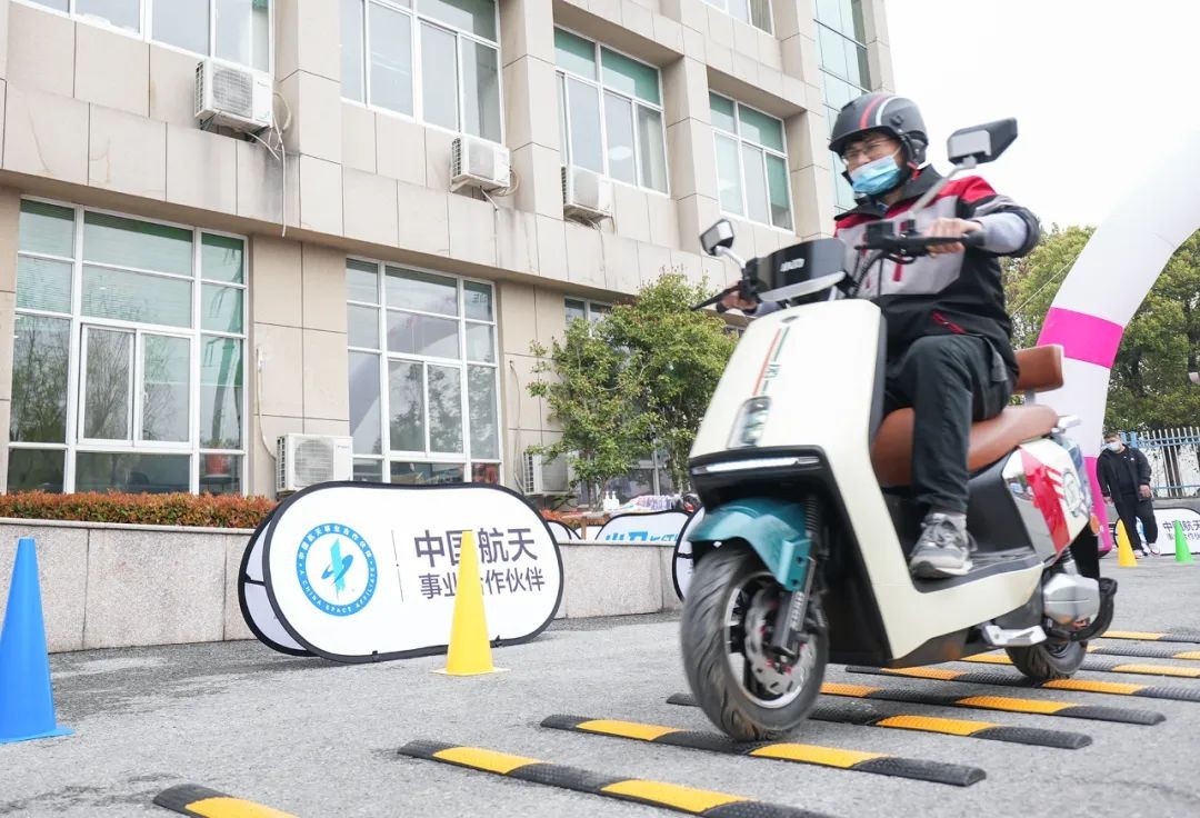 The 3 supercar electric motorcycles have a battery life of 200km, cross ...