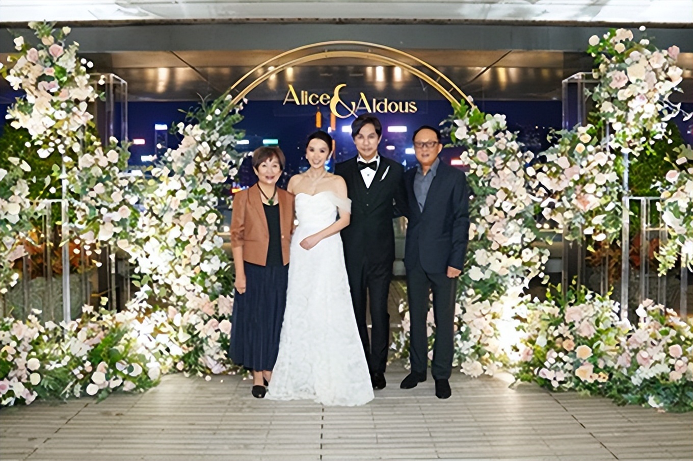 71-year-old Zheng Zeshi attended the wedding of a well-known actress ...