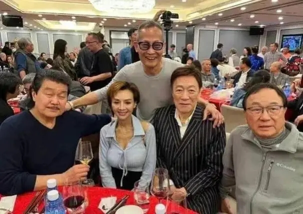 Ye Zimei appeared at the age of 56 and had a dinner with Huang Baiming ...