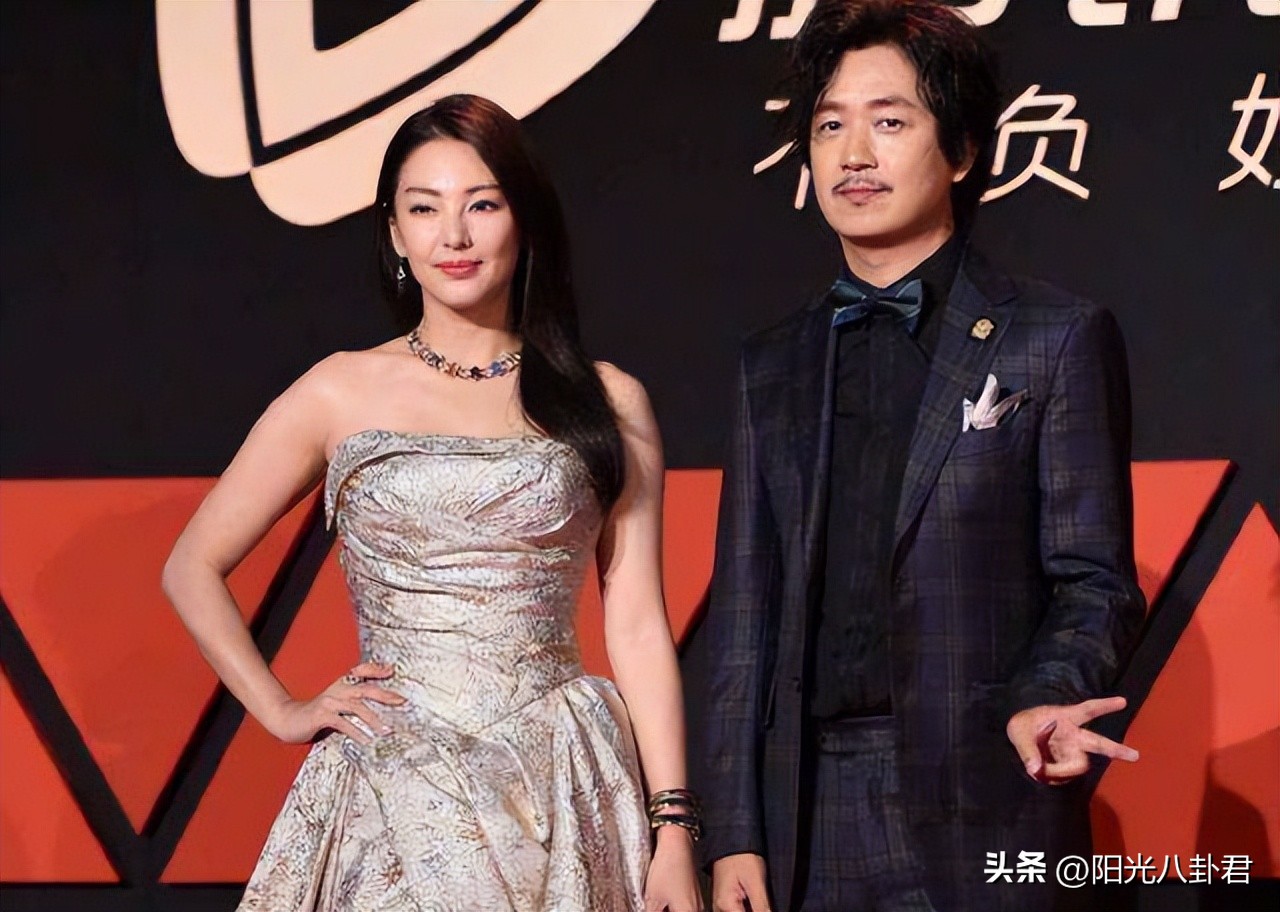 Is something wrong with Pan Yueming and Zhang Yuqi?Wearing the same set ...