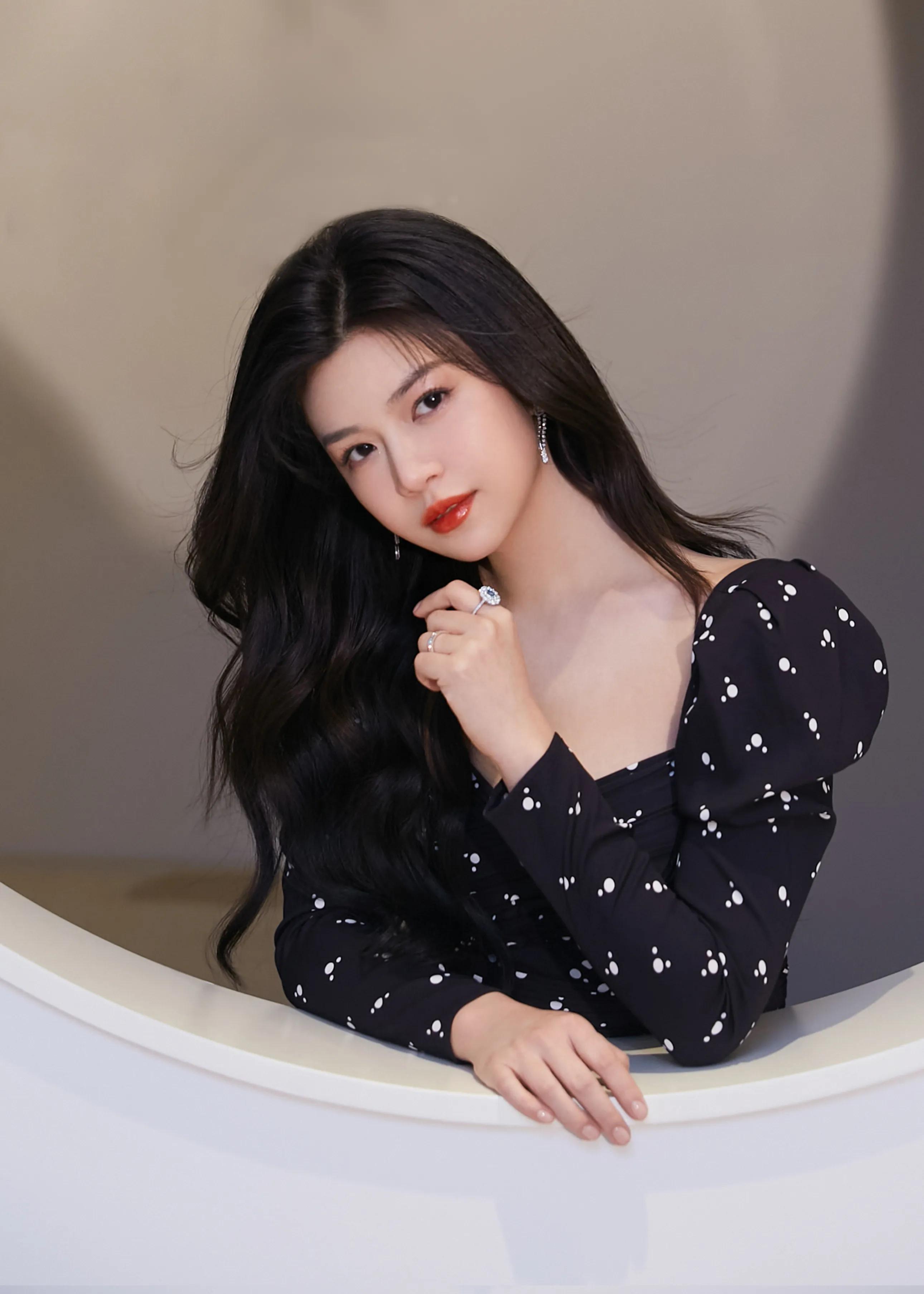 Chen Yanxi and his wife show affection and sweet interaction - iNEWS