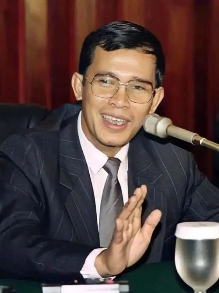 Hun Sen shared an old photo at the age of 37, and the comment area was ...