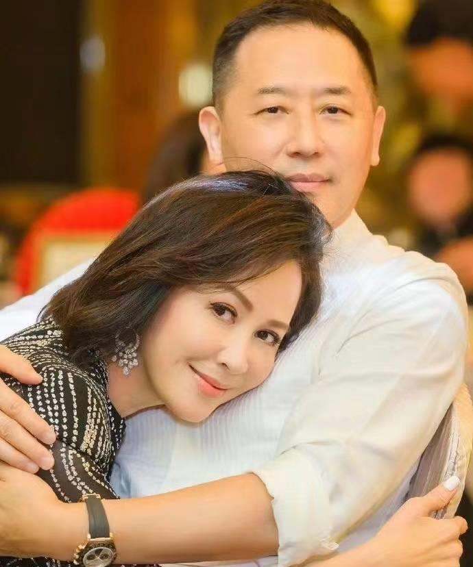Carina Lau and Tang Hede took a group photo together, like relatives ...