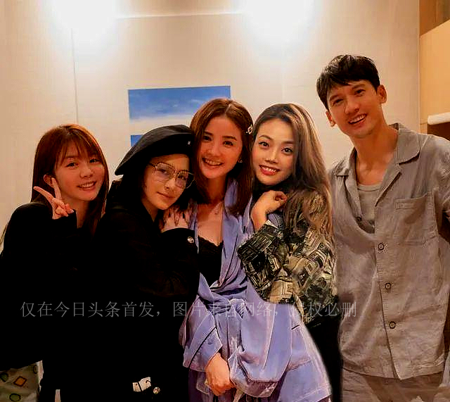 Feast your eyes on Ah Sa and Guan Zhibin's swimming pool photos. They ...