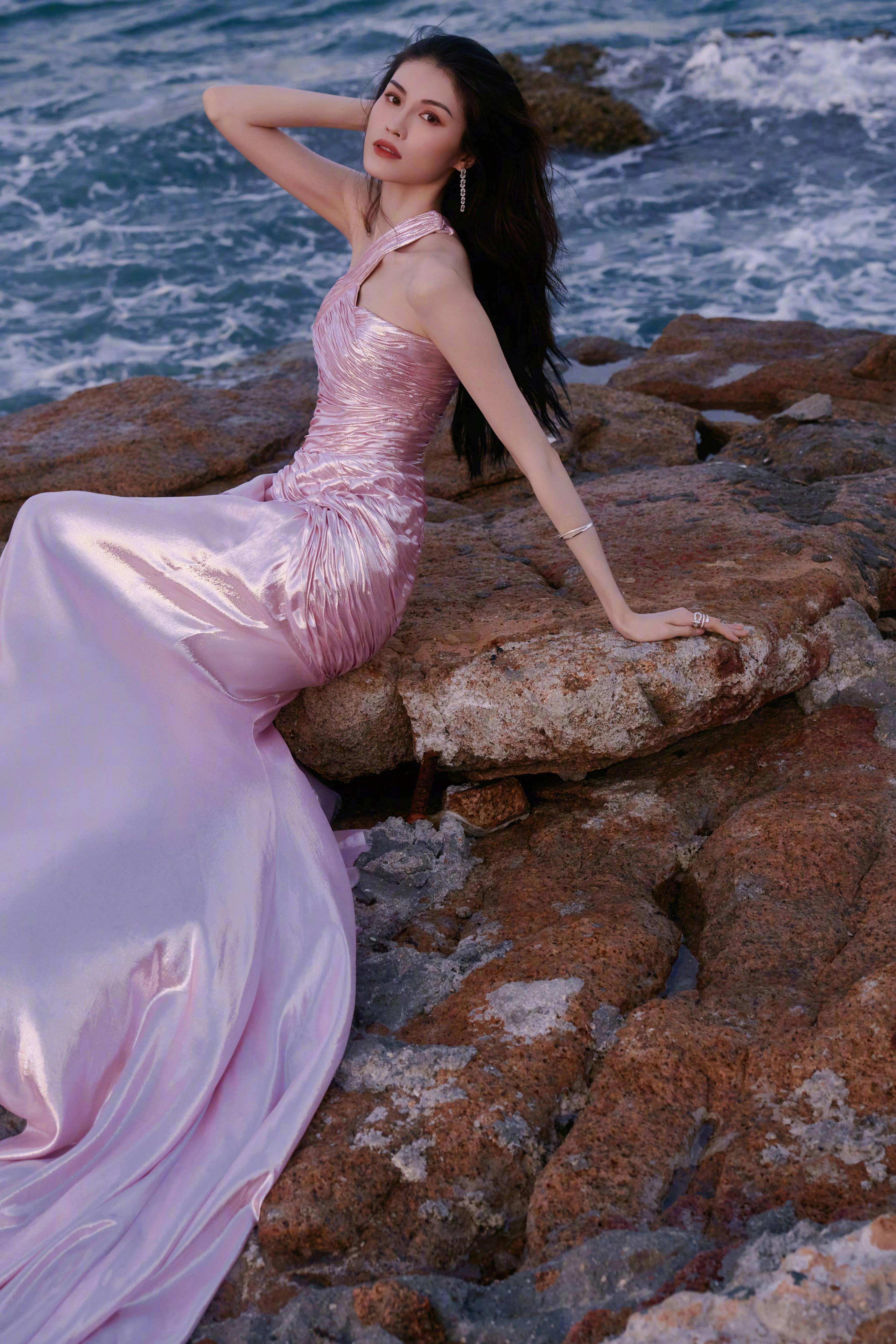 The top model He Sui is in recent days, still sexy and domineering - iNEWS