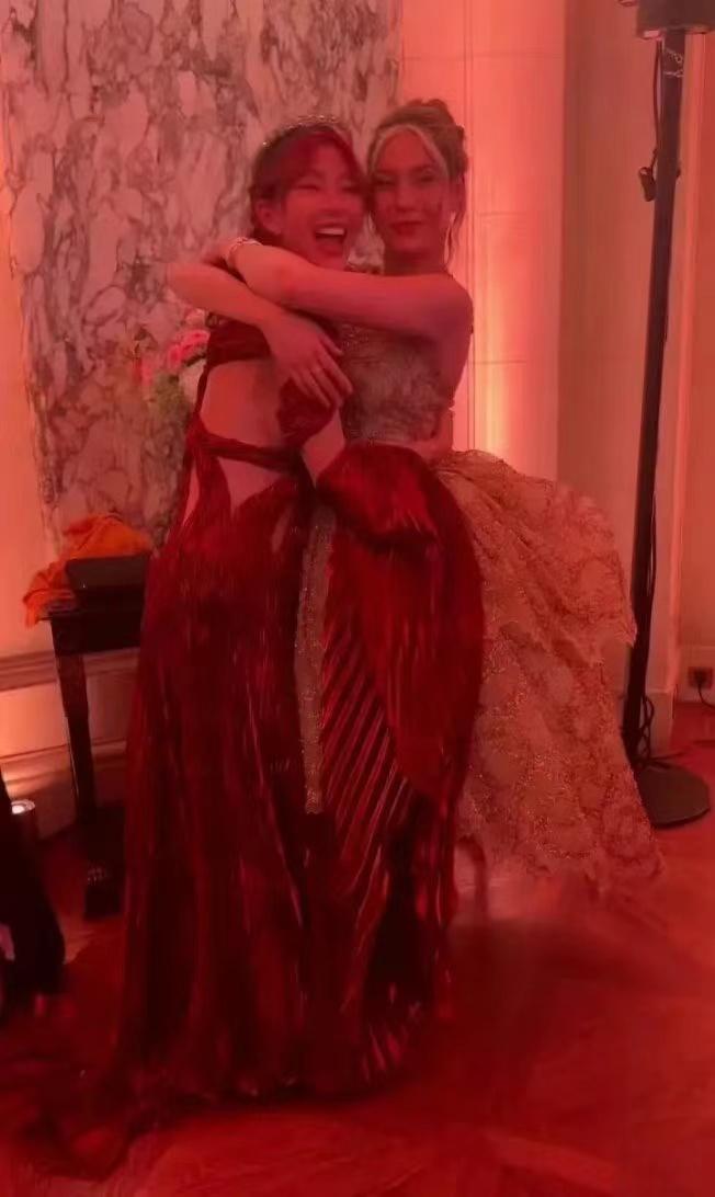 Gu Ailing participated in the Paris ball, showing her unique style with ...