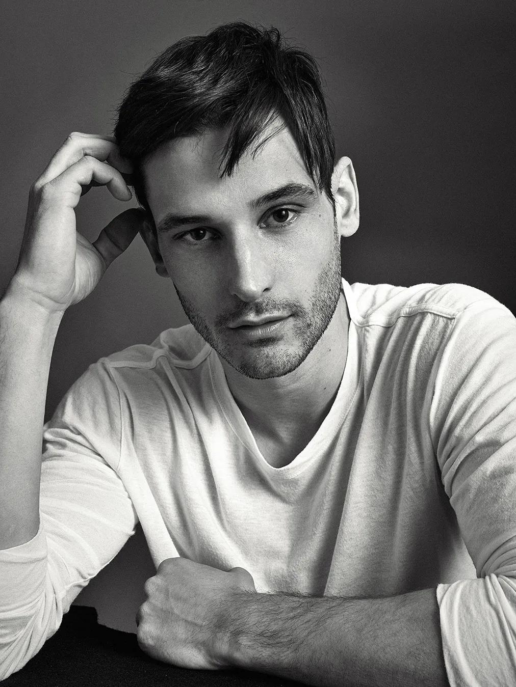 The 43-year-old legendary male model Julien Hedquist died suddenly ...