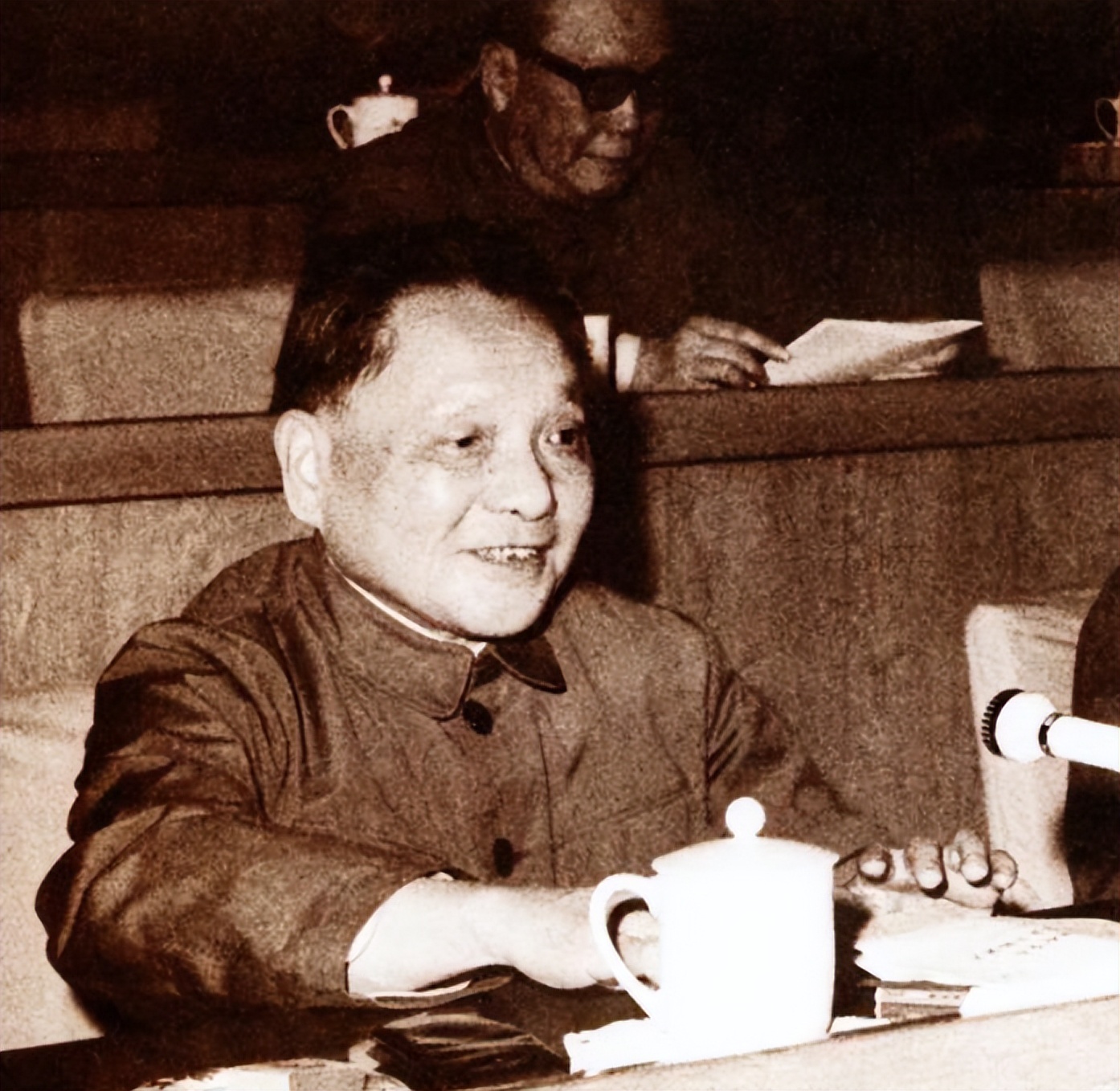 In 1987, Deng Xiaoping pointed to Liu Huaqing and Hong Xuezhi, and ...