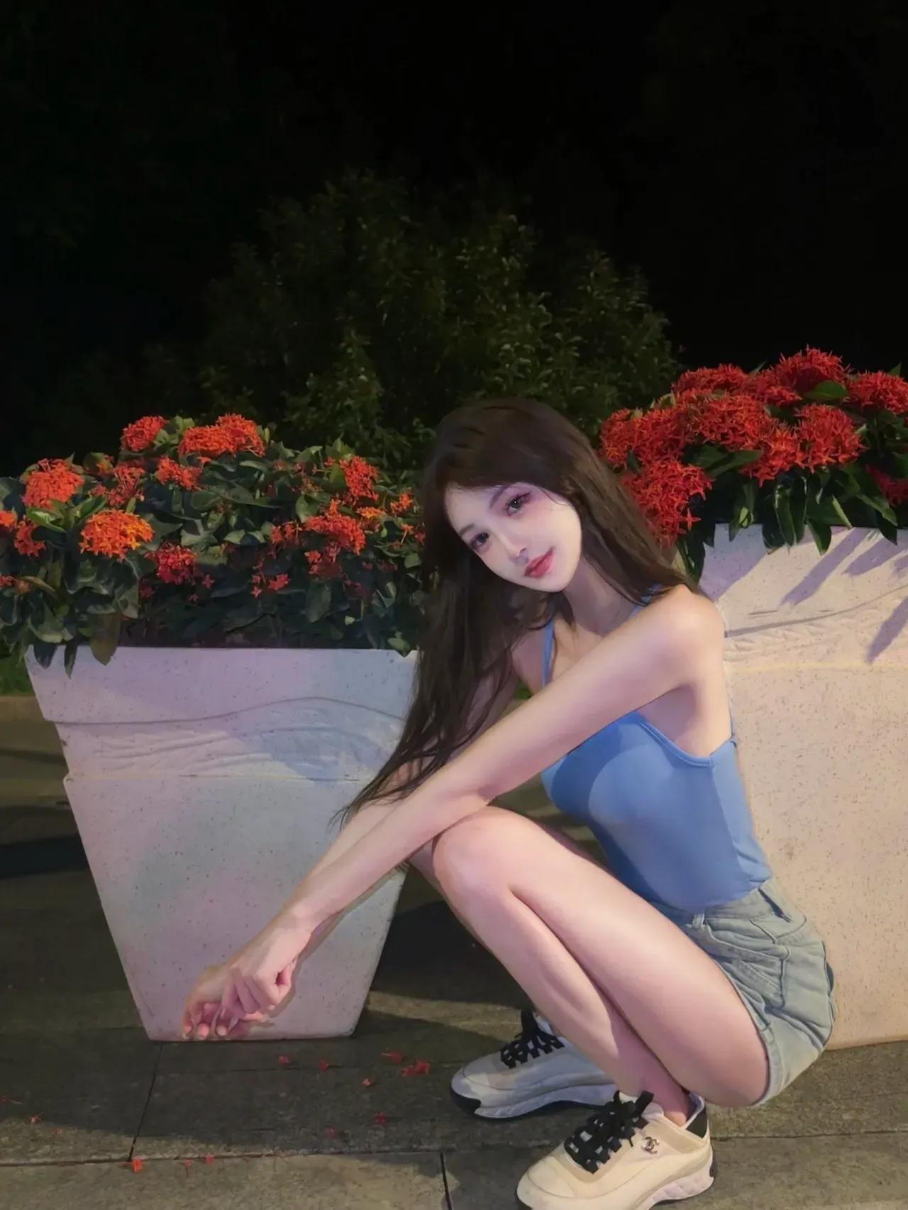 "Modern Poetry" Jing Ye Si - iNEWS