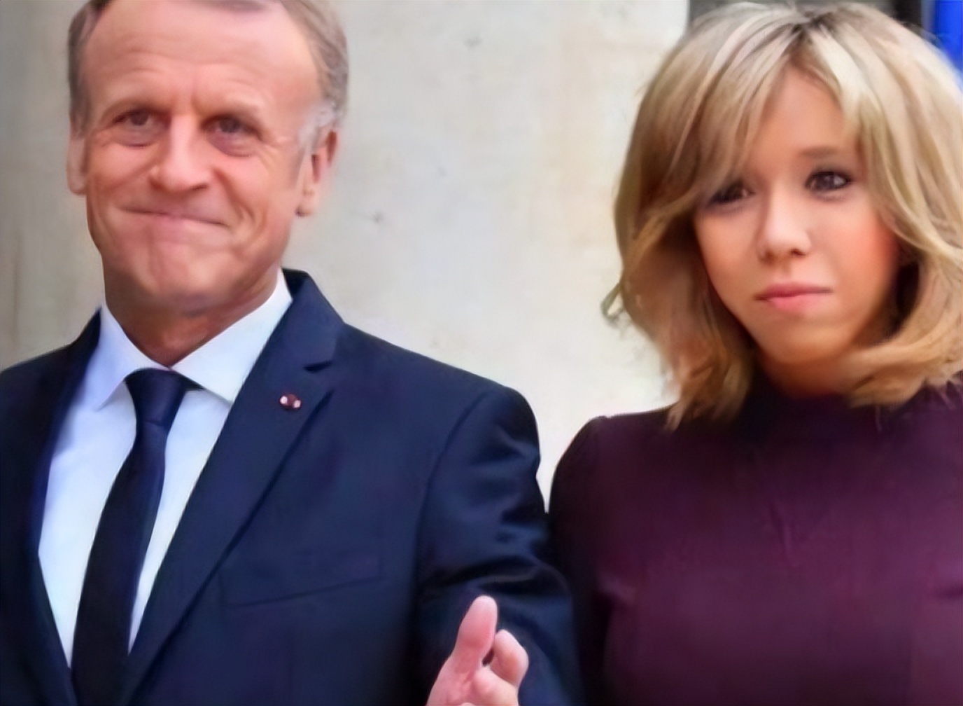 How affectionate is Macron?Restored the photo of 69-year-old Brigitte ...