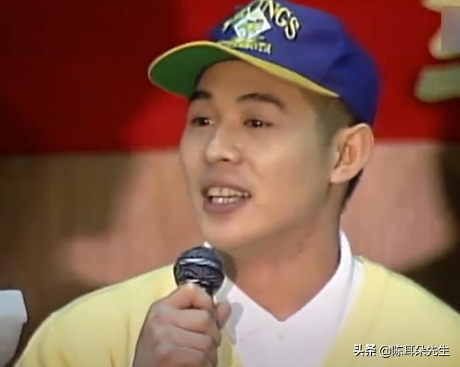 Jet Li received the hat from the girl, and the girl shook hands with ...