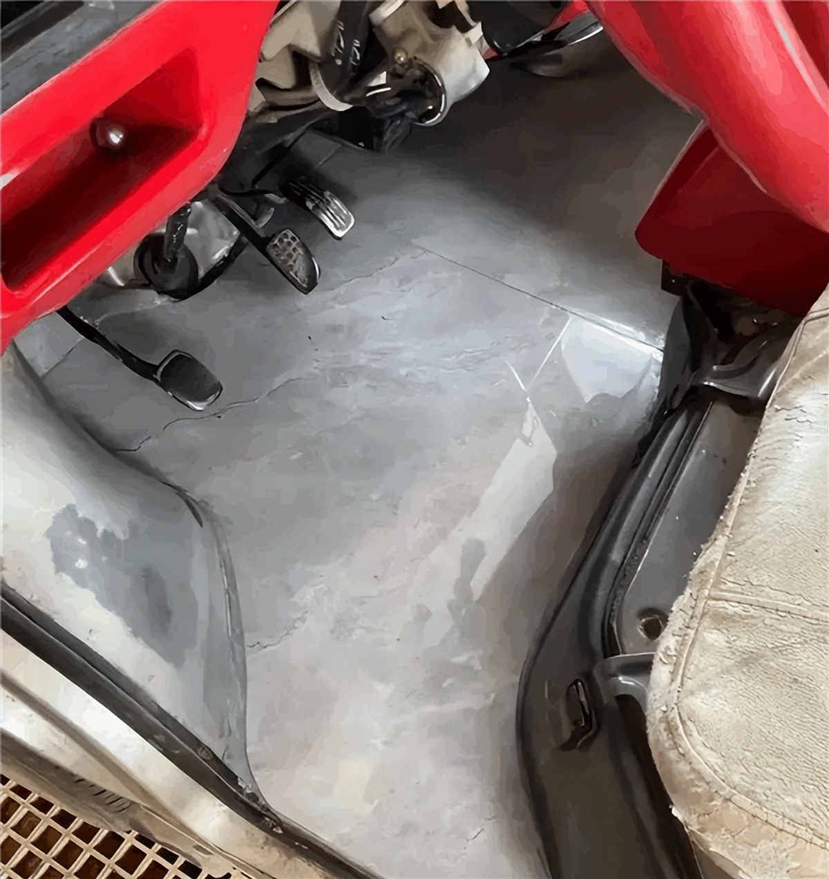 Car Mat Ceiling! The man lays tiles directly in the car: wear-resistant ...