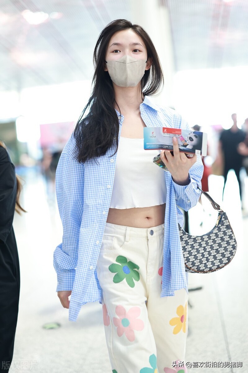 Lin Yun's navel-baring outfit with flower-patterned wide-leg pants is ...