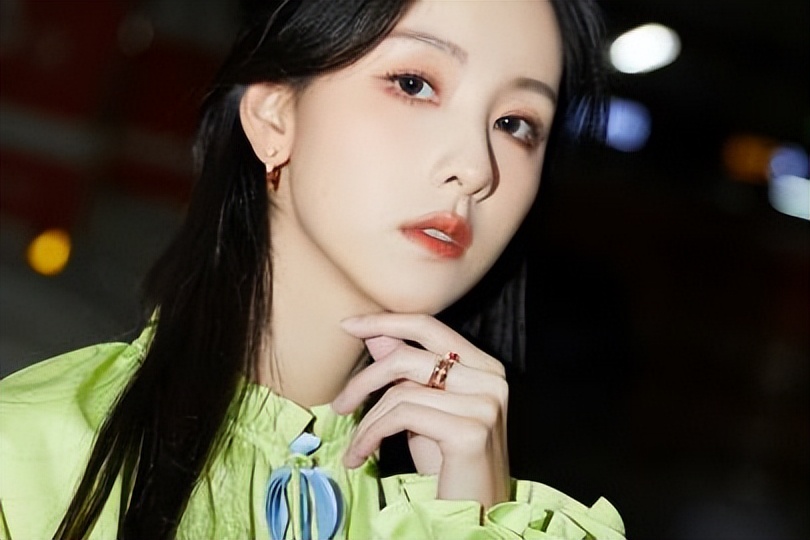 Chen Duling's parking lot photo green suit is fresh and lovely - iNEWS