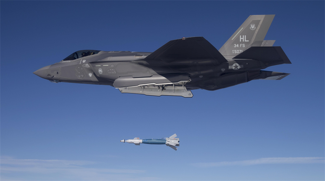 what happened?The F35 built-in boarding ladder is not fully automatic ...